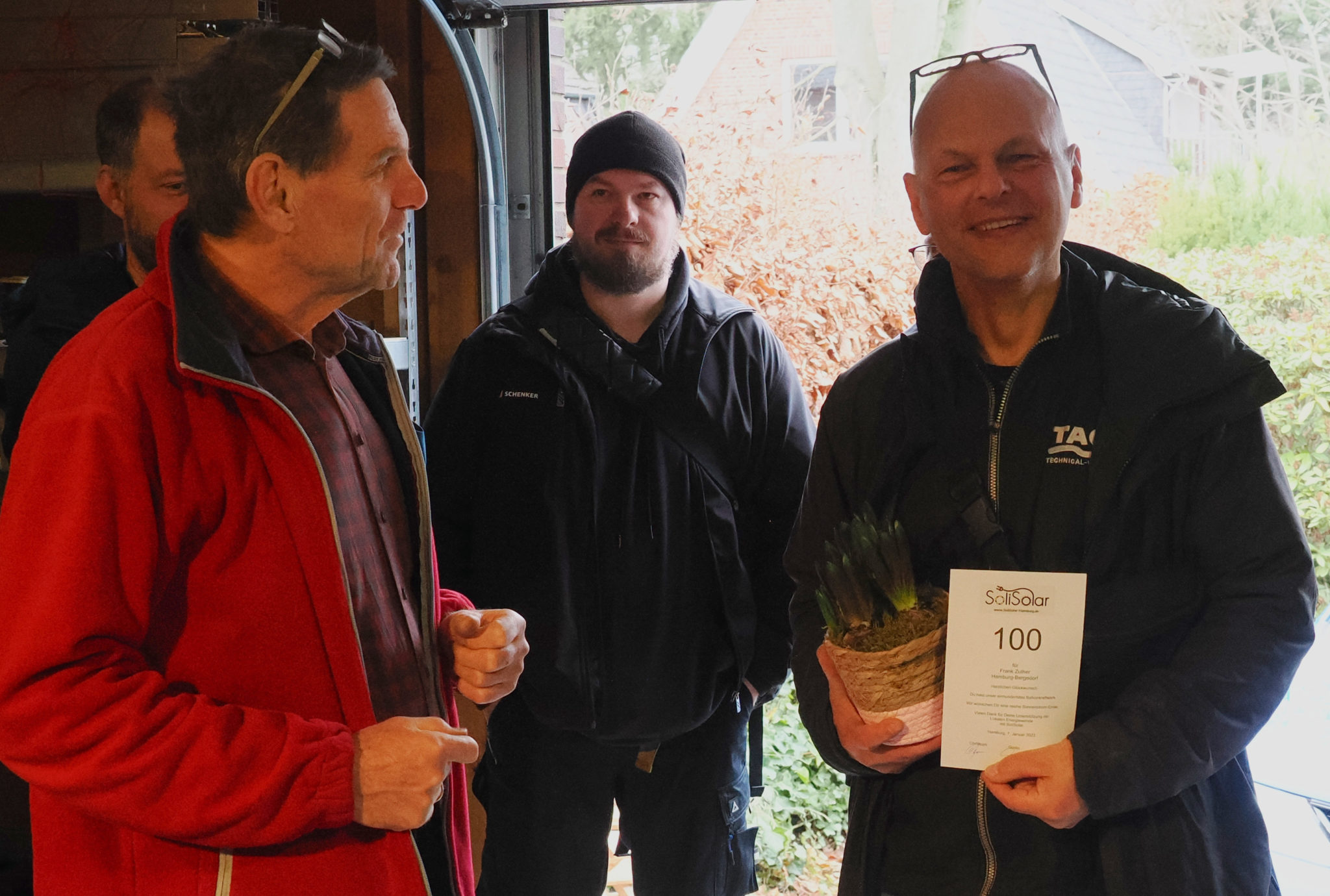 SoliSolar überreicht das einhundertste Balkonkraftwerk - SoliSolar-Hamburg